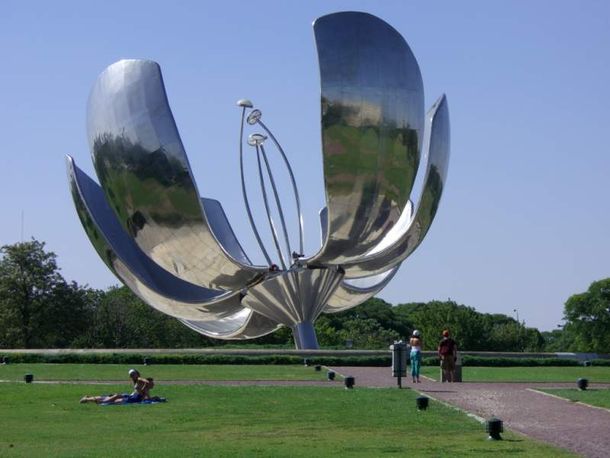 La lluvia volvió a dañar a la Floralis Genérica
