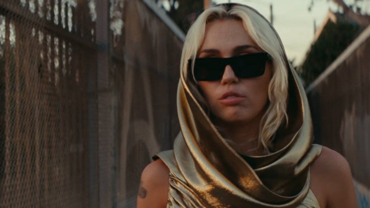 Miley Cyrus presenta Flowers con mensajes para Liam Hemsworth