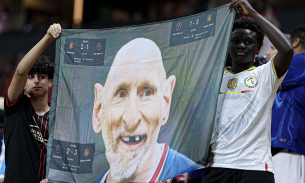 La polémica bandera con la que los hinchas recibieron a Lionel Messi ...