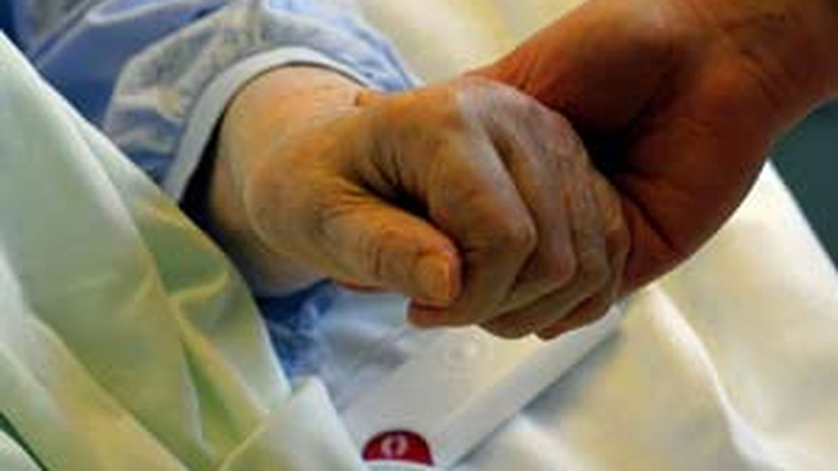 Médicos y enfermeros, con manos bien limpias