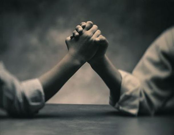 Retiran juegos mecánicos para jugar pulseadas porque tres jóvenes se ...