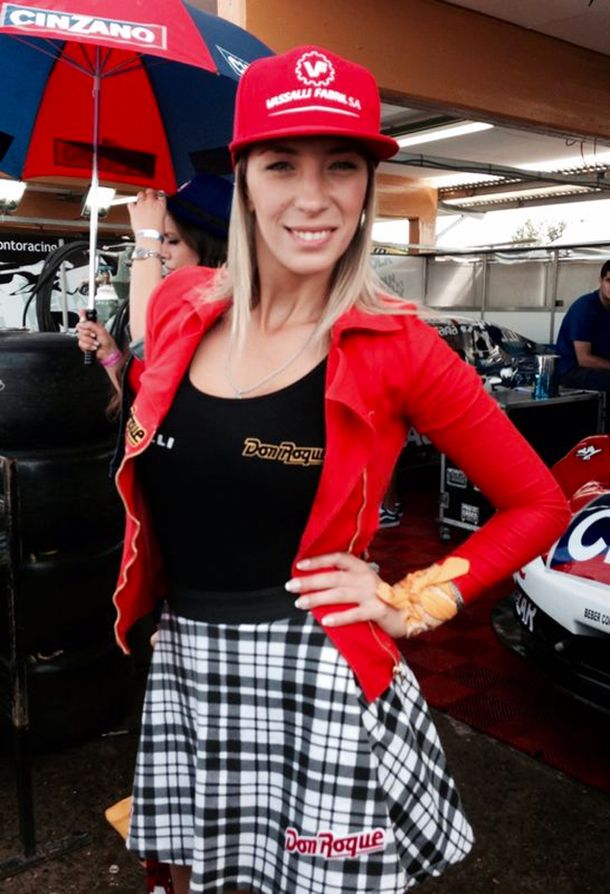 Las promotoras más lindas calientan la pista del Turismo Carretera en ...