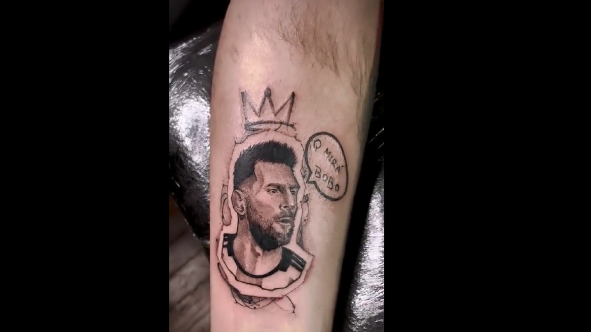 Un hincha argentino se tatuó la frase ¿Qué mirás bobo? y fue viral