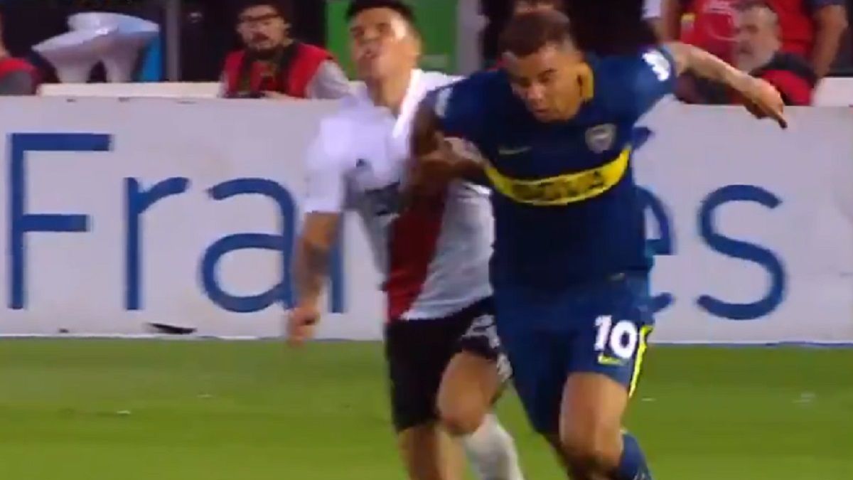 Insólito: Pitana quiso compensar e inventó un codazo de Cardona, que ...