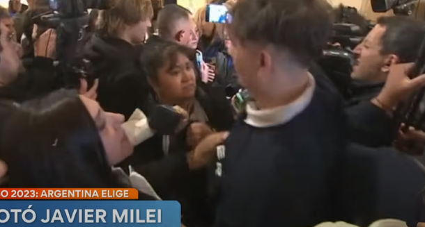 Una periodista fue agredida en vivo por militantes de Milei mientras él ...