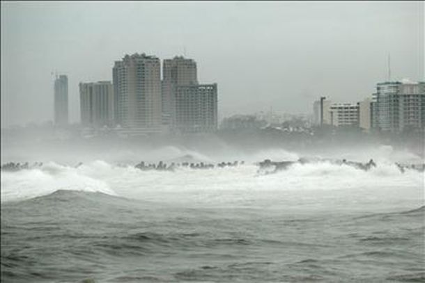 El huracán Dean ya dejó tres muertos y sigue soplando