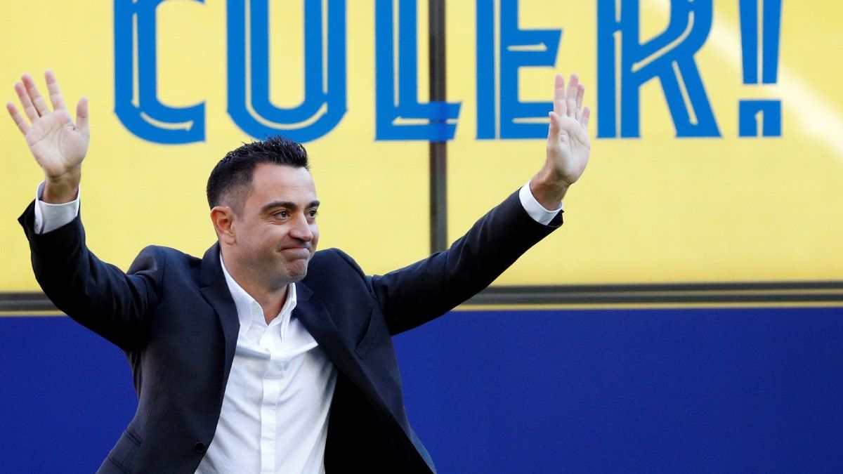 Xavi fue presentado como nuevo DT del Barcelona ante 10 mil fanáticos
