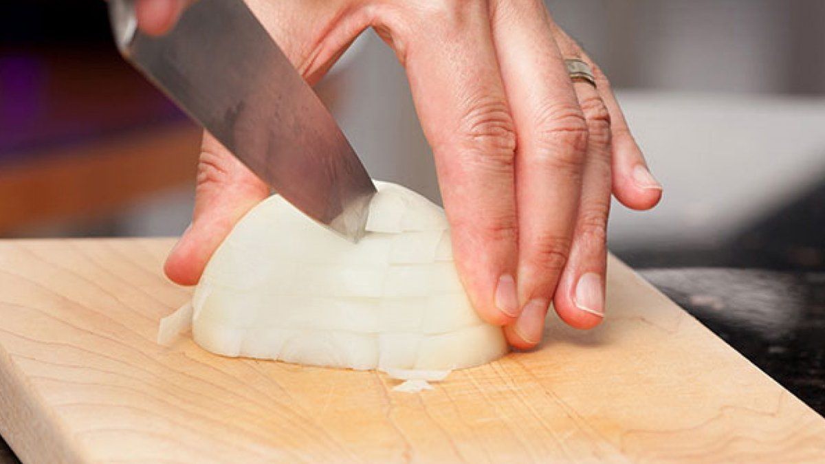 El truco casero viral sobre cómo cortar cebolla sin llorar