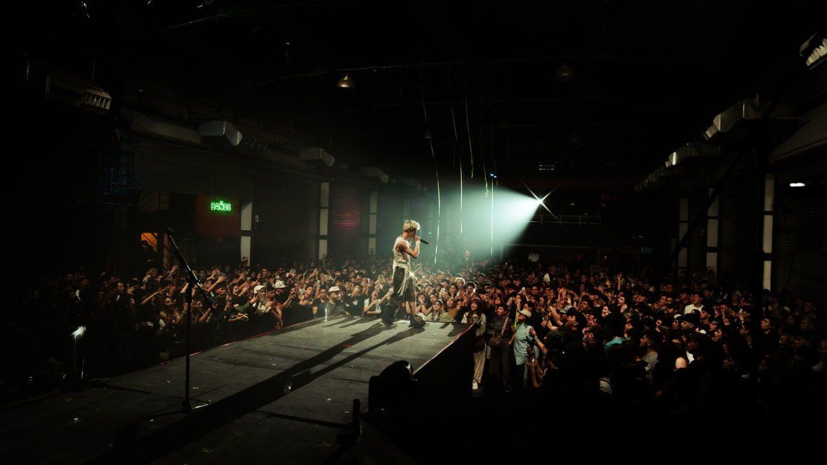Seven Kayne brindó un increíble show con una propuesta explosiva