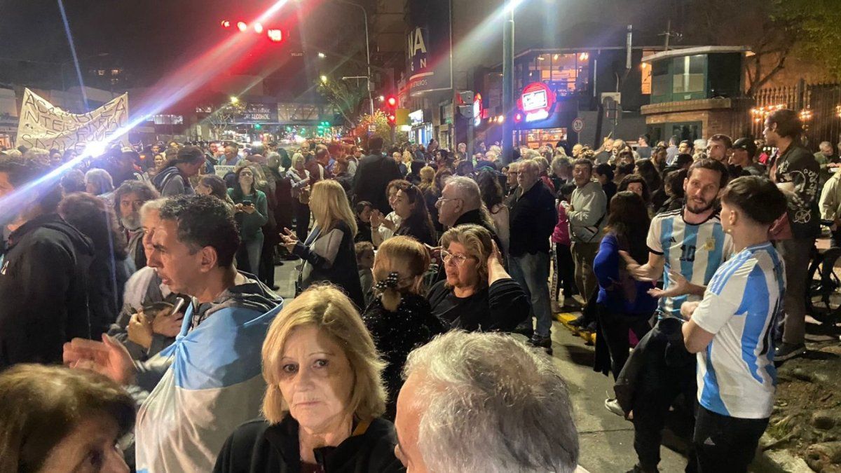 Cacerolazo en la Quinta de Olivos contra el asado de Javier Milei ...