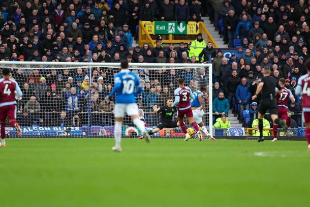 La espectacular doble tapa del Dibu Martínez en el empate del Aston Villa