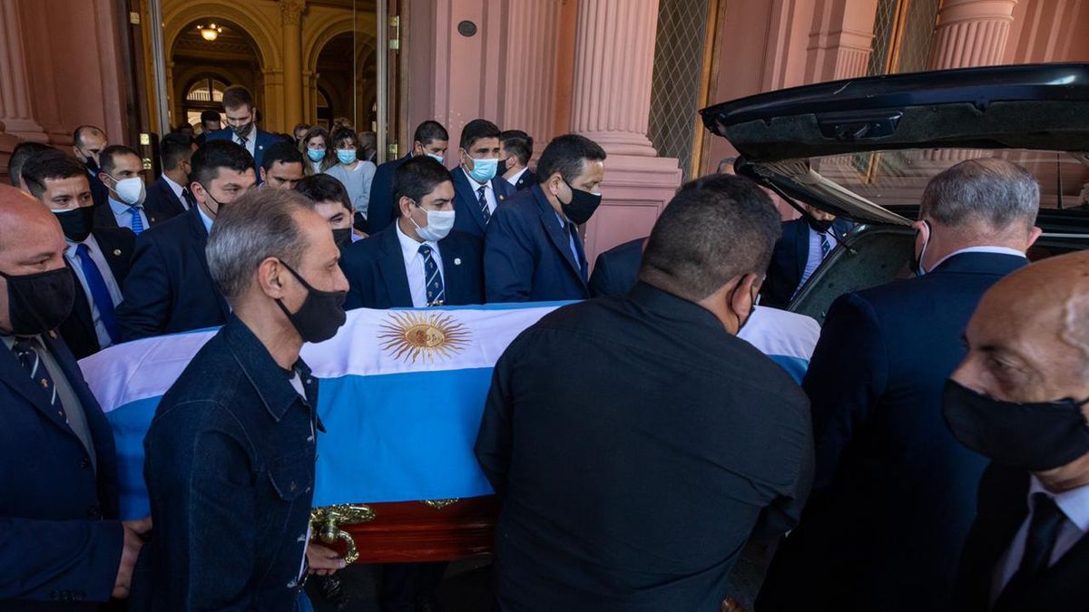 FOTOS: El traslado y entierro de Diego Maradona