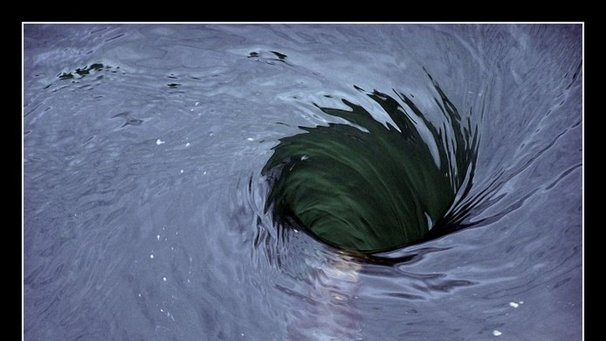 Le quiere tomar una foto a un torbellino acuático y muere