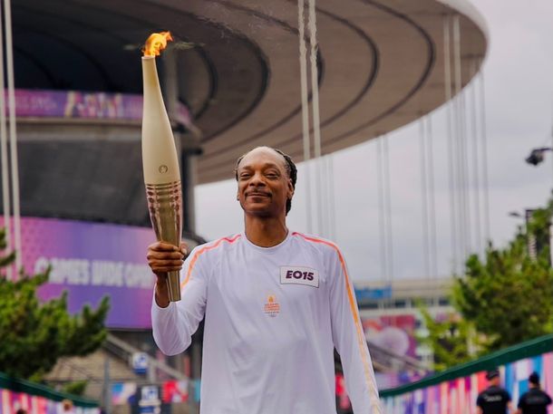 Snopp Dog lleva la antorcha antes de la ceremonia inaugural de los JJOO ...