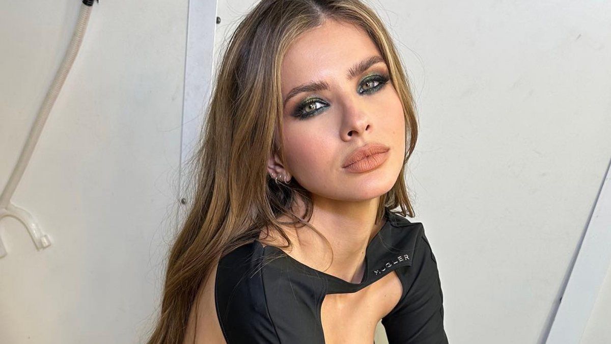 El sensual baile de La China Suárez metida en el mar con una microbikini negra