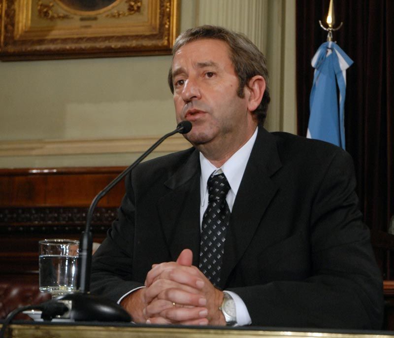 Cobos se opone a que el Estado aporte para el fútbol