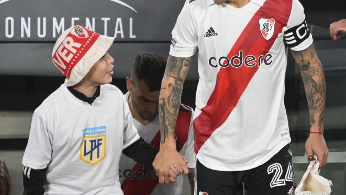 Enzo con Enzo: el emotivo momento del niño que entró a la cancha con ...