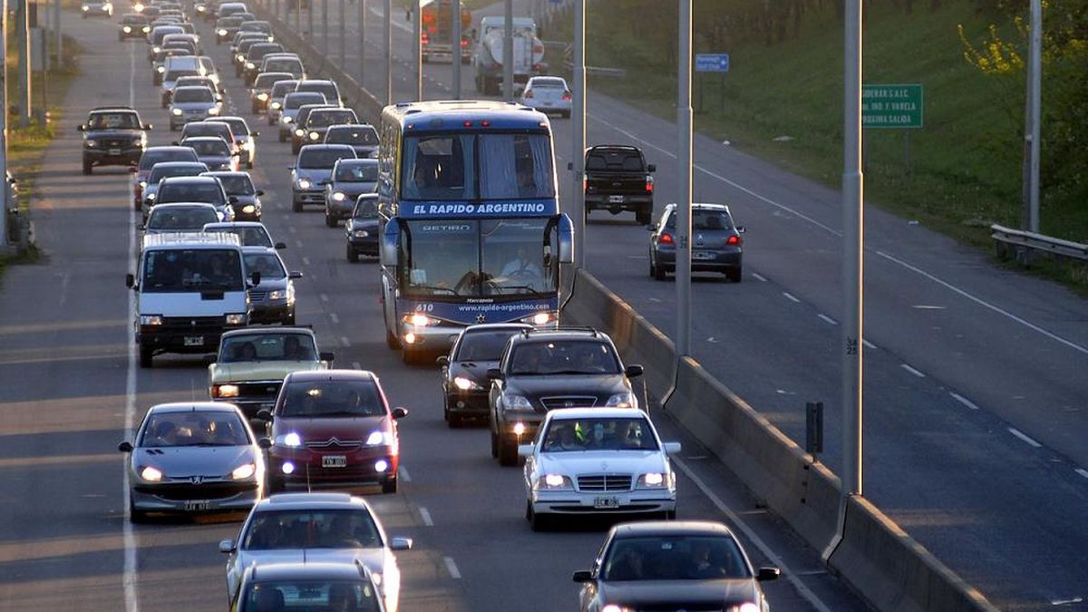 Intenso tránsito vehicular en el recambio turístico