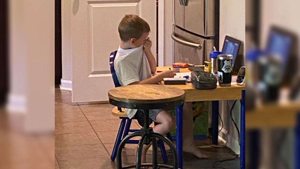 La foto de un nene llorando en una clase virtual que se hizo viral