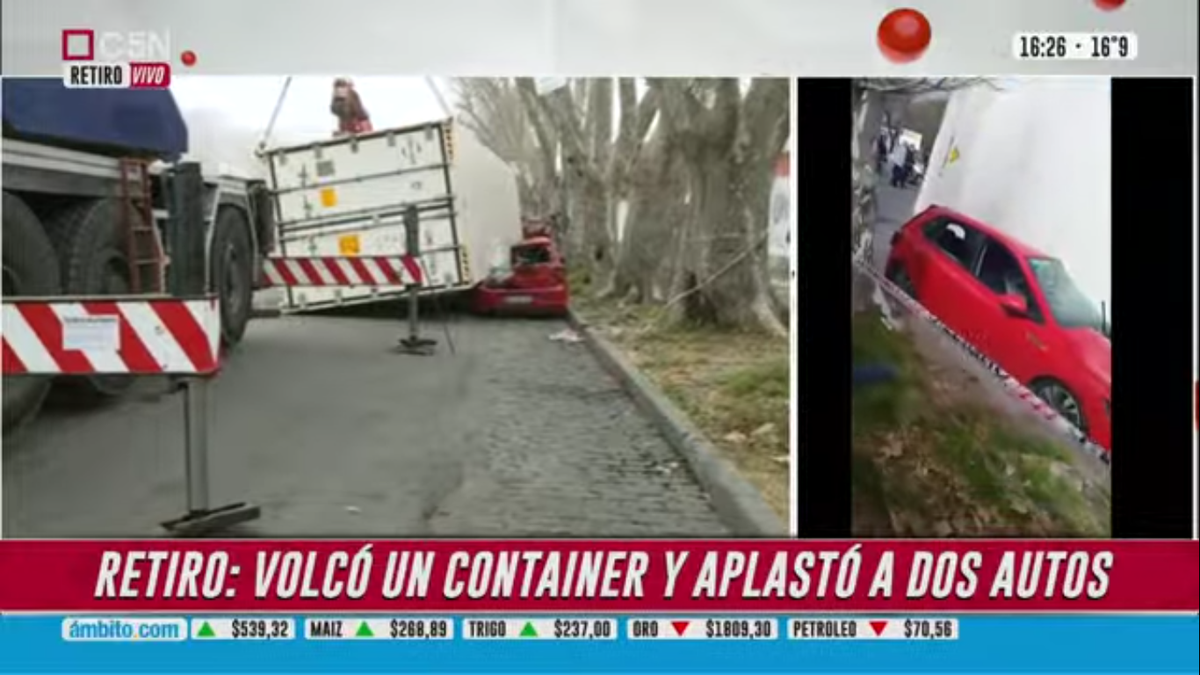 Retiro: volcó un container y aplastó dos autos