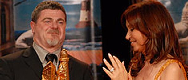 Cristina exhortó a seguir el ejemplo de Santaolalla