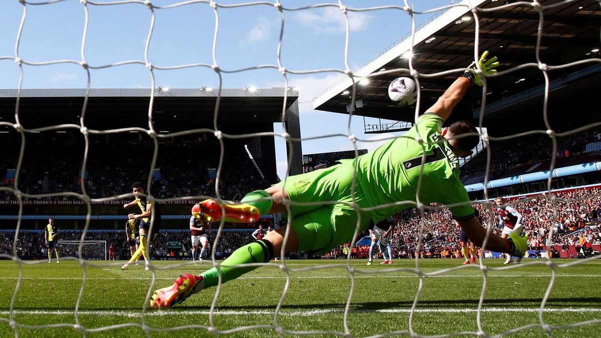Aston Villa, con Dibu Martínez cómo figura, ganó 3-1 y sueña con la Champions