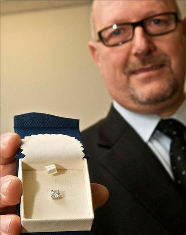 Remataron en Italia uno de los aros de Maradona