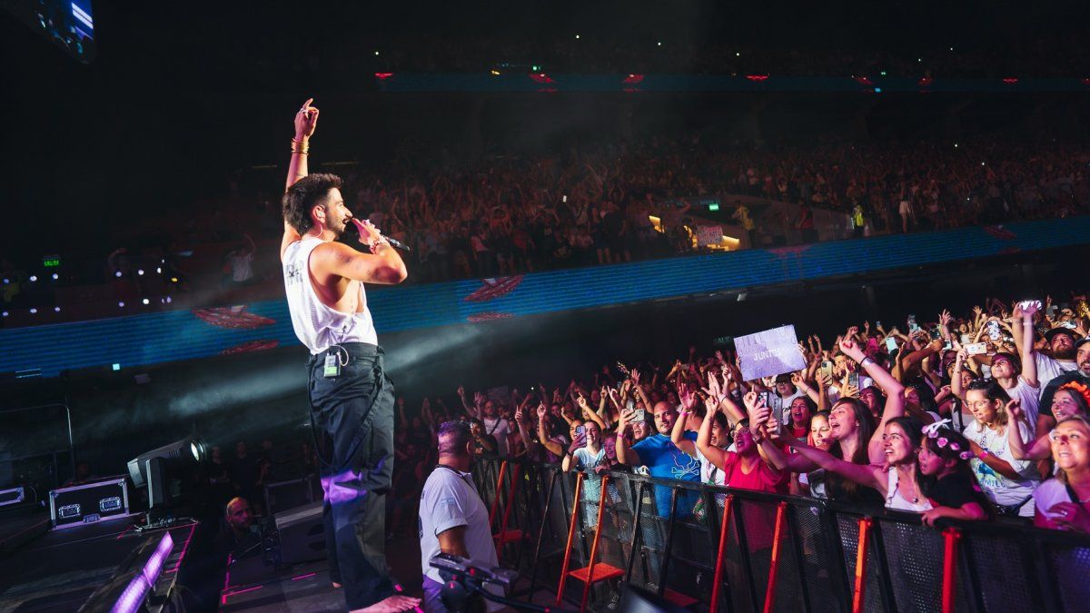 Camilo se presentó ante un Movistar Arena repleto y brindó un gran show