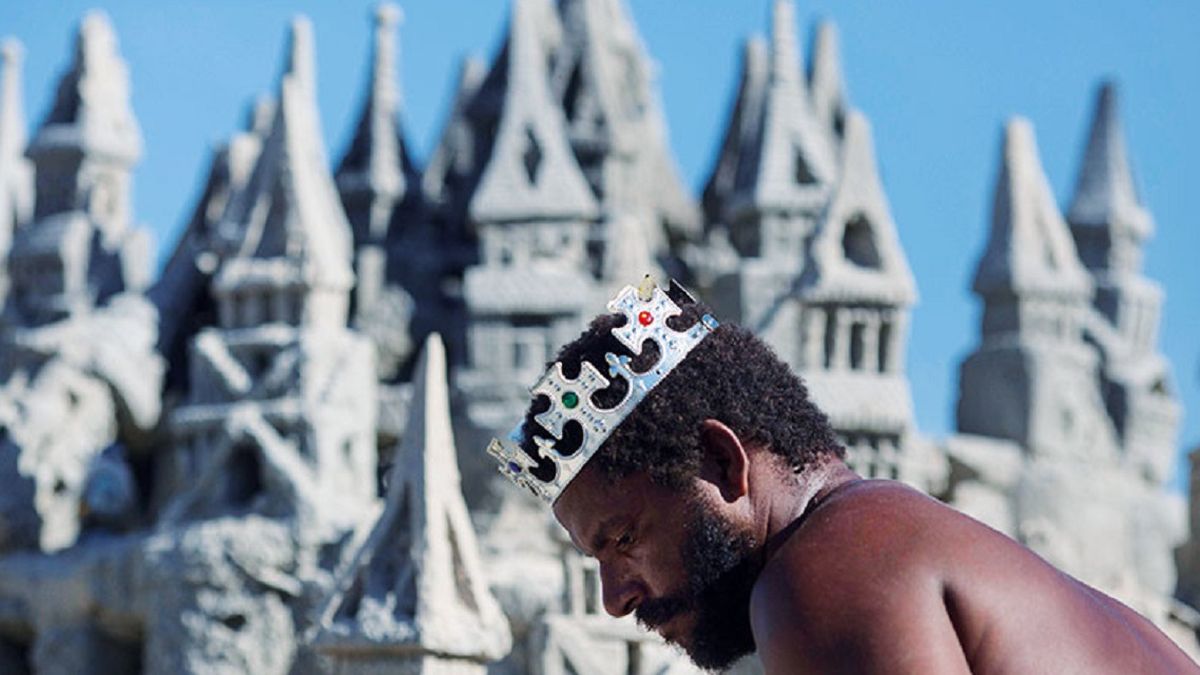 Se convirtió en el Rey de la playa después de vivir 22 años en un ...