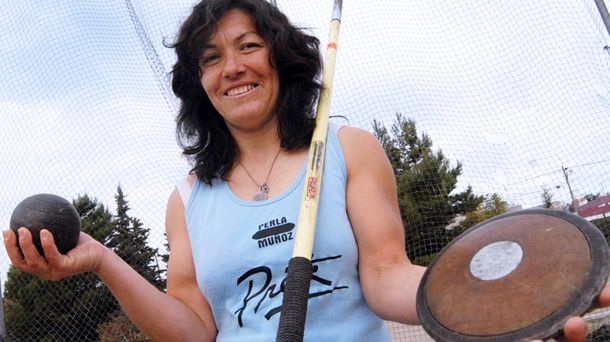 Una atleta paralímpica iba por el carril de micros y le sacaron la moto