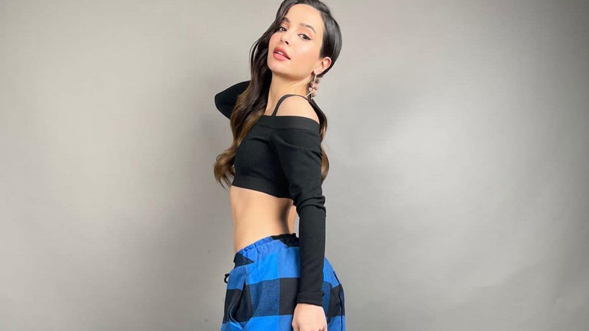 Brenda Asnicar posó en una microbikini XXS y bucaneras