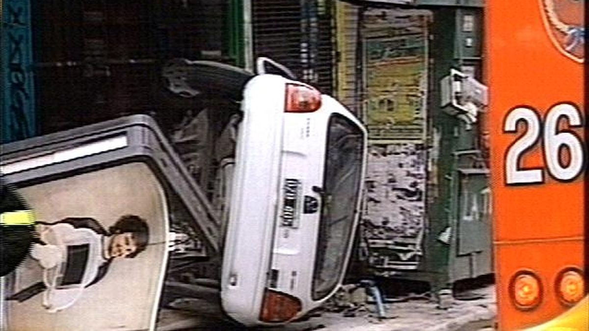 Vuelca y se incendia un auto tras chocar con otro en una peligrosa esquina Vuelca y se incendia un auto tras chocar con otro en una peligrosa esquina