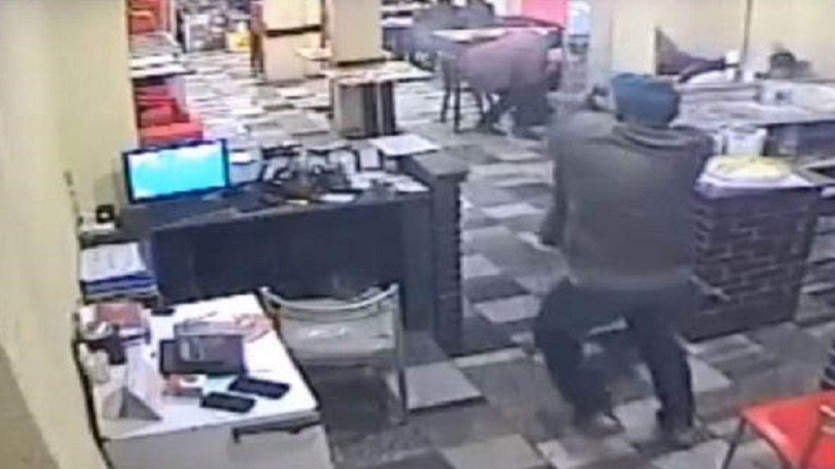 VIDEO: Quisieron robar en un bar, pero se encontraron con un policía