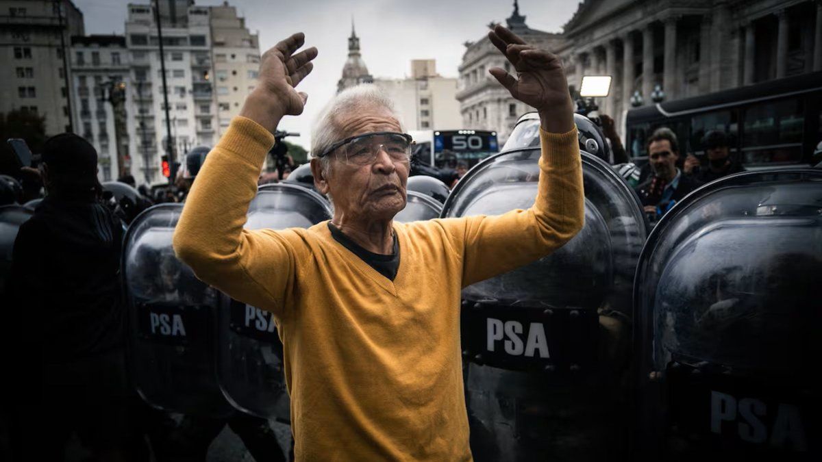 El Gobierno oficializó el pago a jubilados del bono congelado de 70 mil ...
