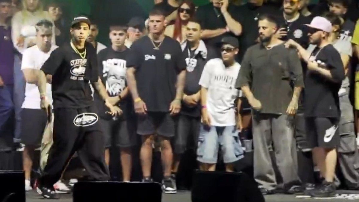 Video: Ecko sorprendió al público al sacar un arma en una batalla de rap