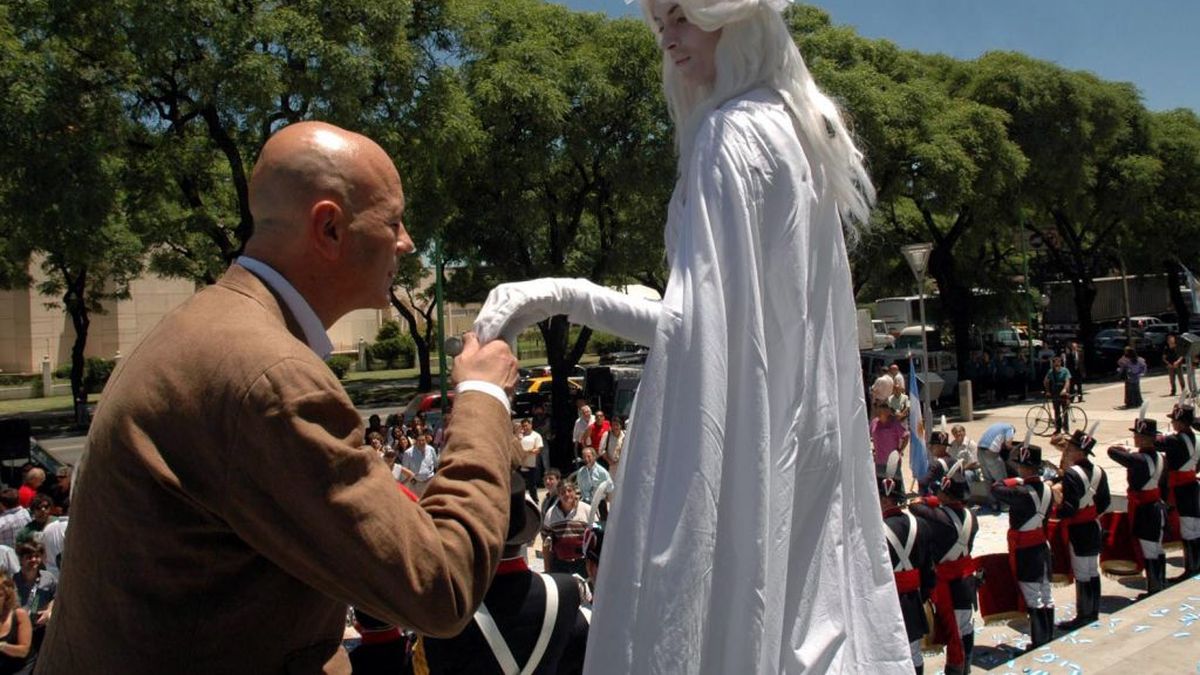 Con una estatua viviente