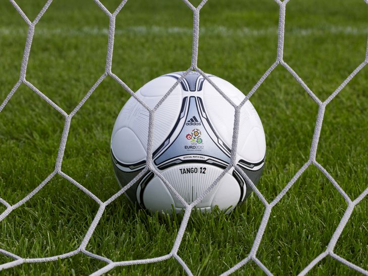 Presentan la pelota con la que se jugará la final entre España y Italia