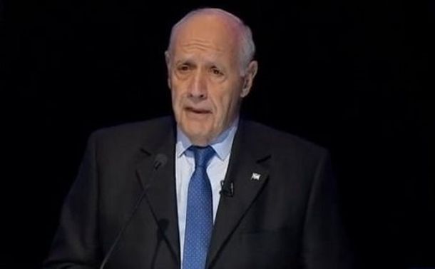 Lavagna tuvo un bache durante el debate y estallaron los memes