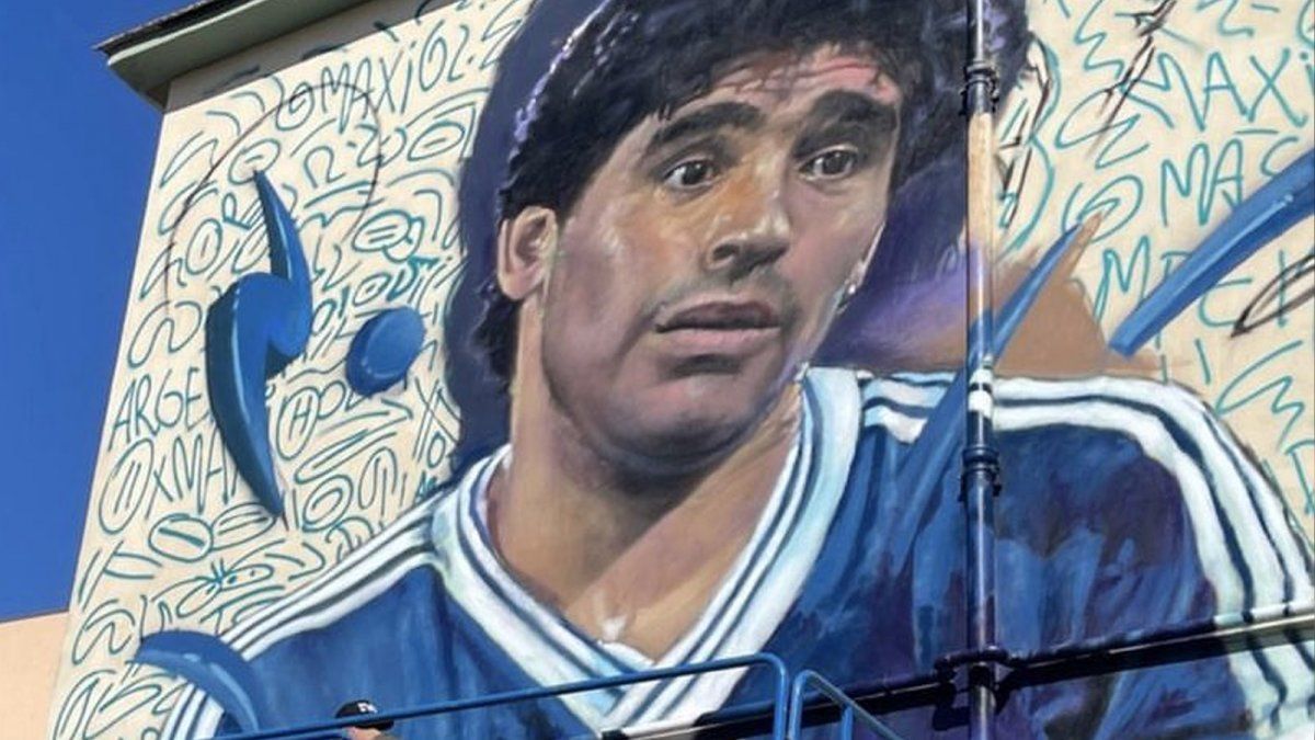 Un argentino pintó un impresionante mural de Diego Maradona en Italia