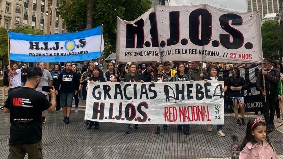 HIJOS despidió a Hebe de Bonafini con una emotiva ronda bajo la lluvia ...