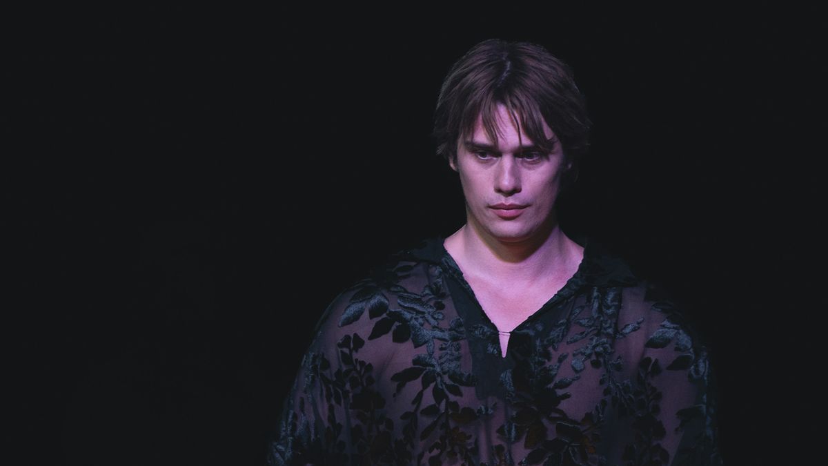 Cómo es el personaje de Nicholas Galitzine en Las 100 noches del deseo