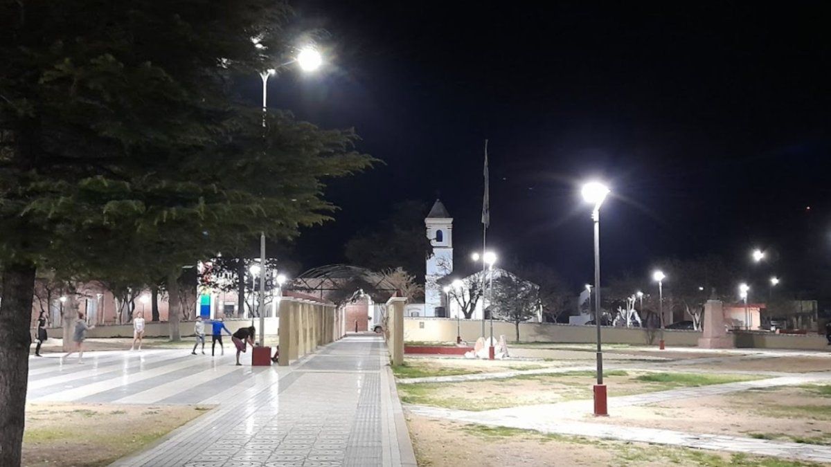 Localidad argentina PROHÍBE que menores de 16 años circulen solos ...