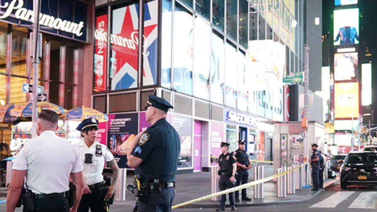 Pánico en Nueva York: un adolescente de 17 años abrió fuego en Times Square y dejó al menos tres ...