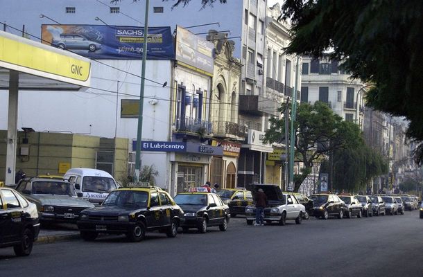 Colas y demoras en las estaciones tras la restitución del GNC