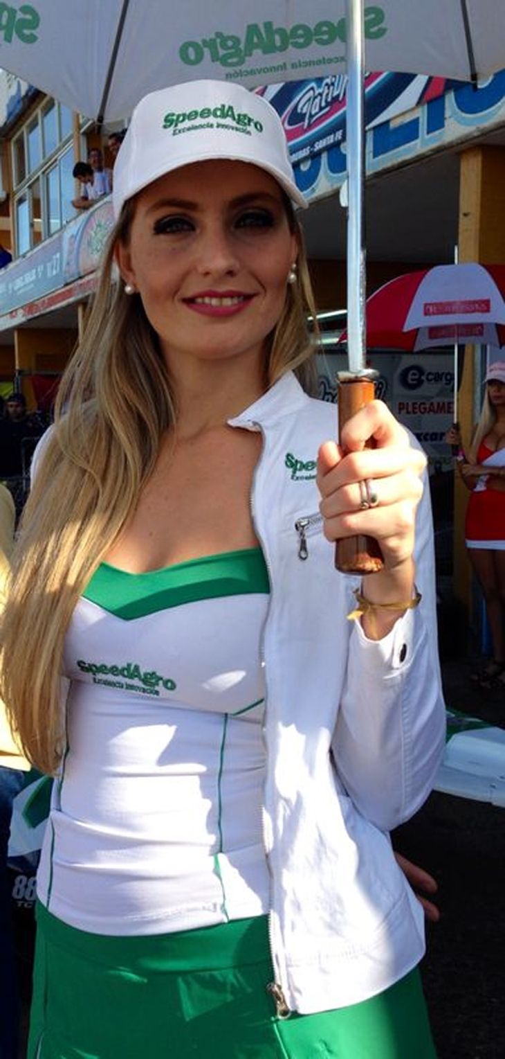 Las promotoras más lindas calientan la pista del Turismo Carretera en ...