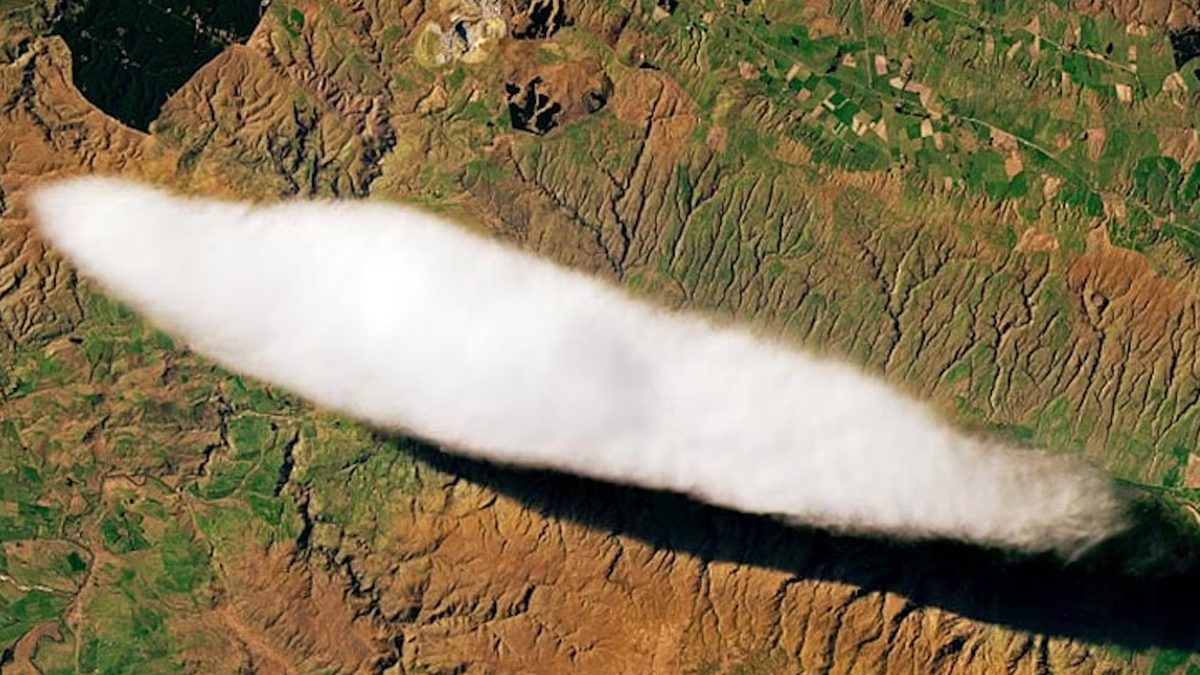 La extraña nube que no se mueve y que llamó la atención de la NASA