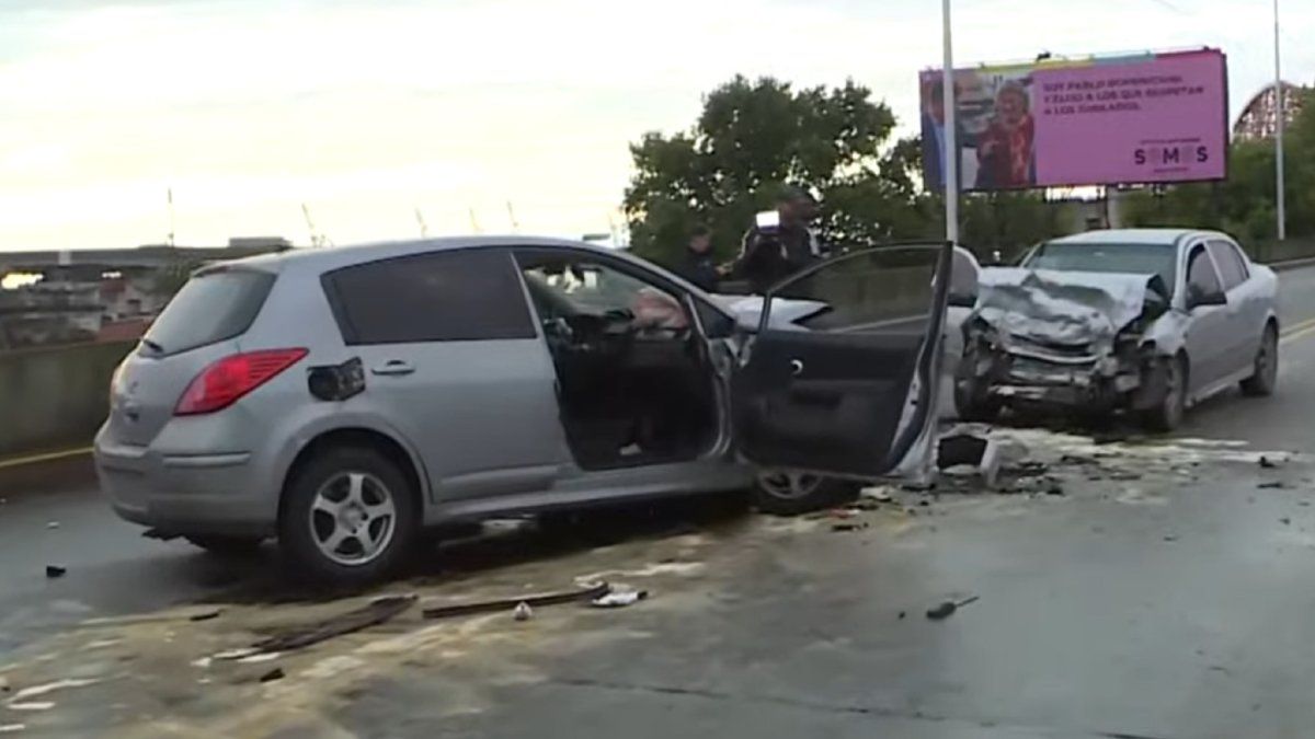 Fuerte choque entre dos autos en Puente Nicolás Avellaneda dejó cuatro ...