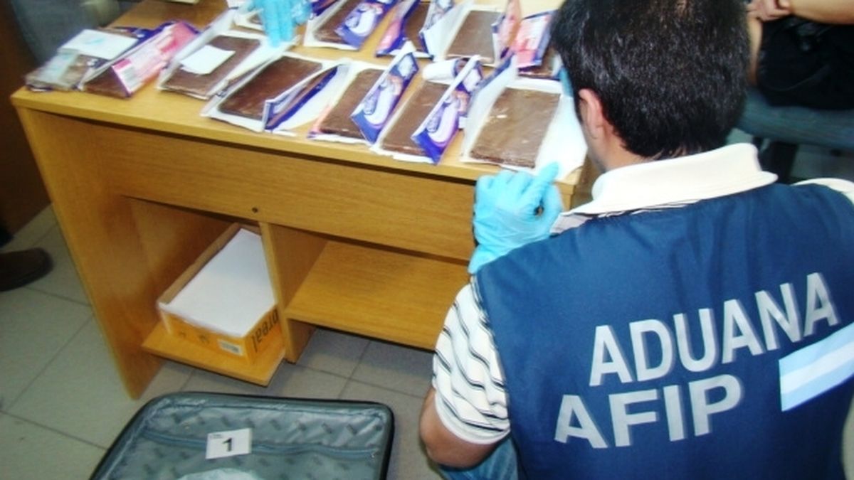 Incautan 8 kilos de droga escondida en chocolates