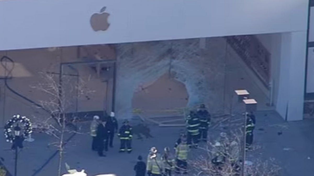 Estados Unidos: chocó contra una Apple Store en Boston y mató a una persona
