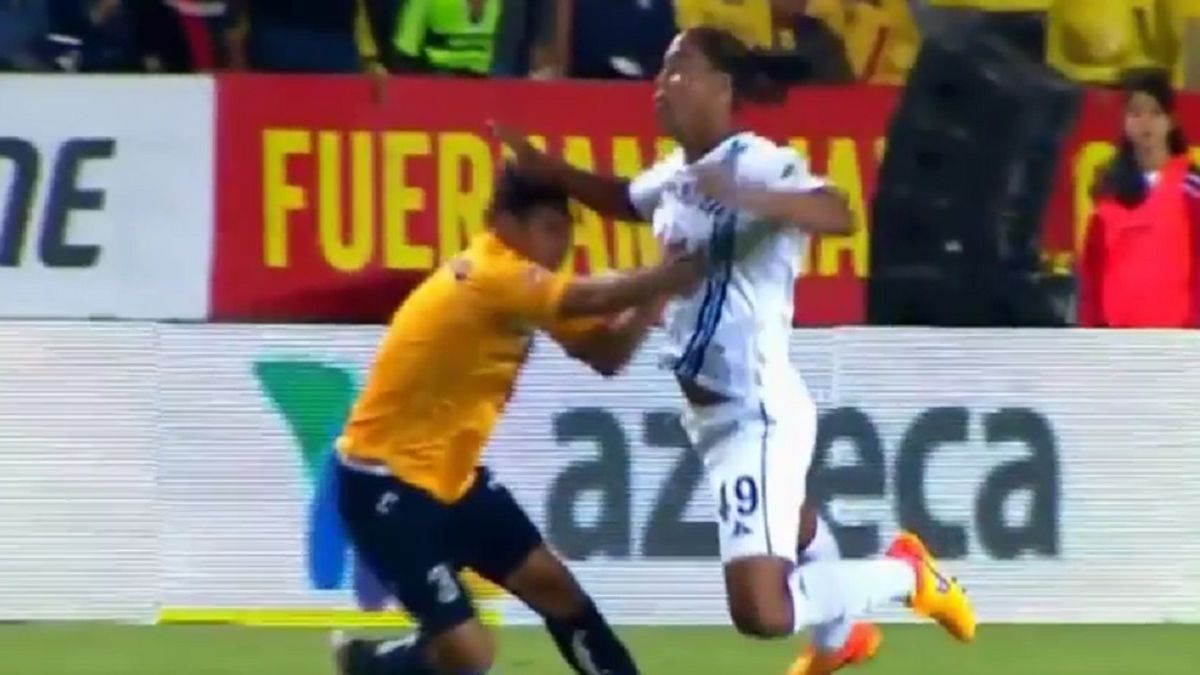 ¿Y el agua? Ronaldinho se tiró a la pileta en una insólita jugada